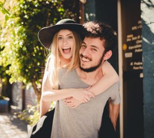 15 Dezente Anzeichen, dass ein Mann in dich verliebt ist