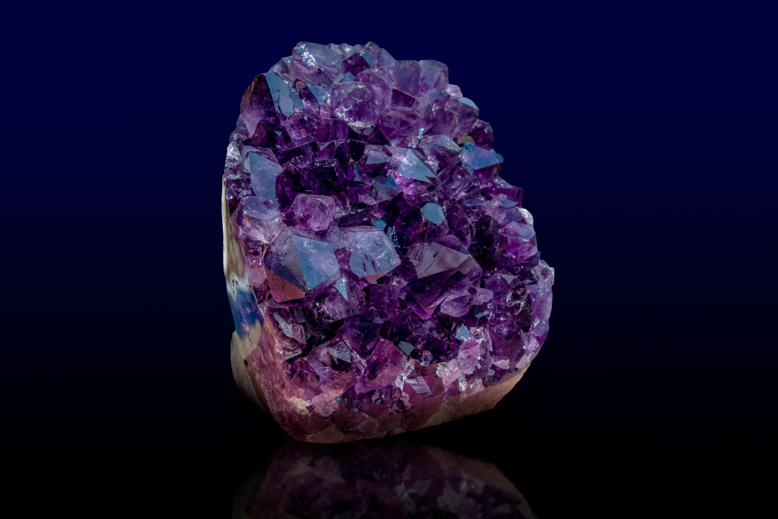 Amethyst: Die Bedeutung und die Wirkung des violetten Edelsteins