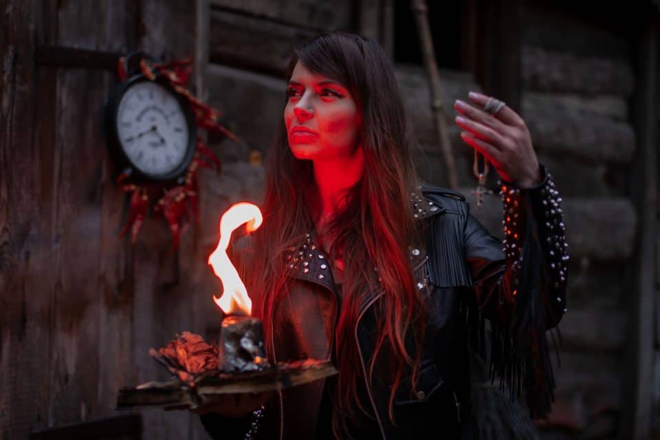 Pyrokinese: Lernen Sie, das Element Feuer zu kontrollieren