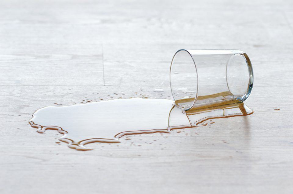 Was bedeutet es, wenn man ständig Wasser verschüttet?